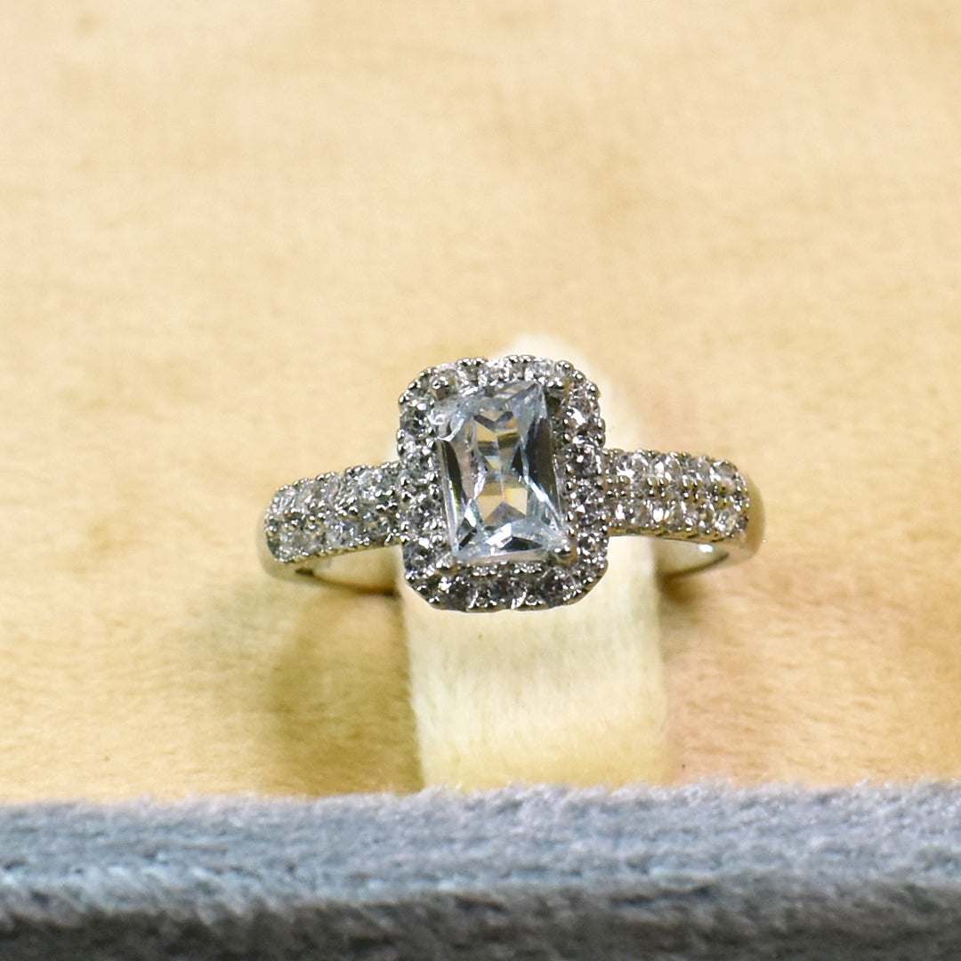 Radiant Sparkle: Silver Rhinestone Ring – Rasam.pk